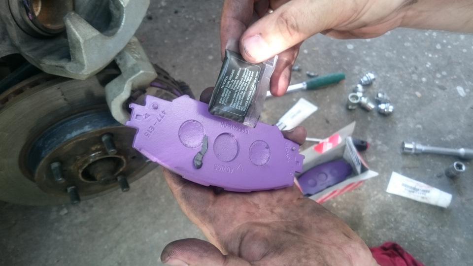 Замена колодок смазка узлов и замена масла — Toyota Corolla (140/150 ...