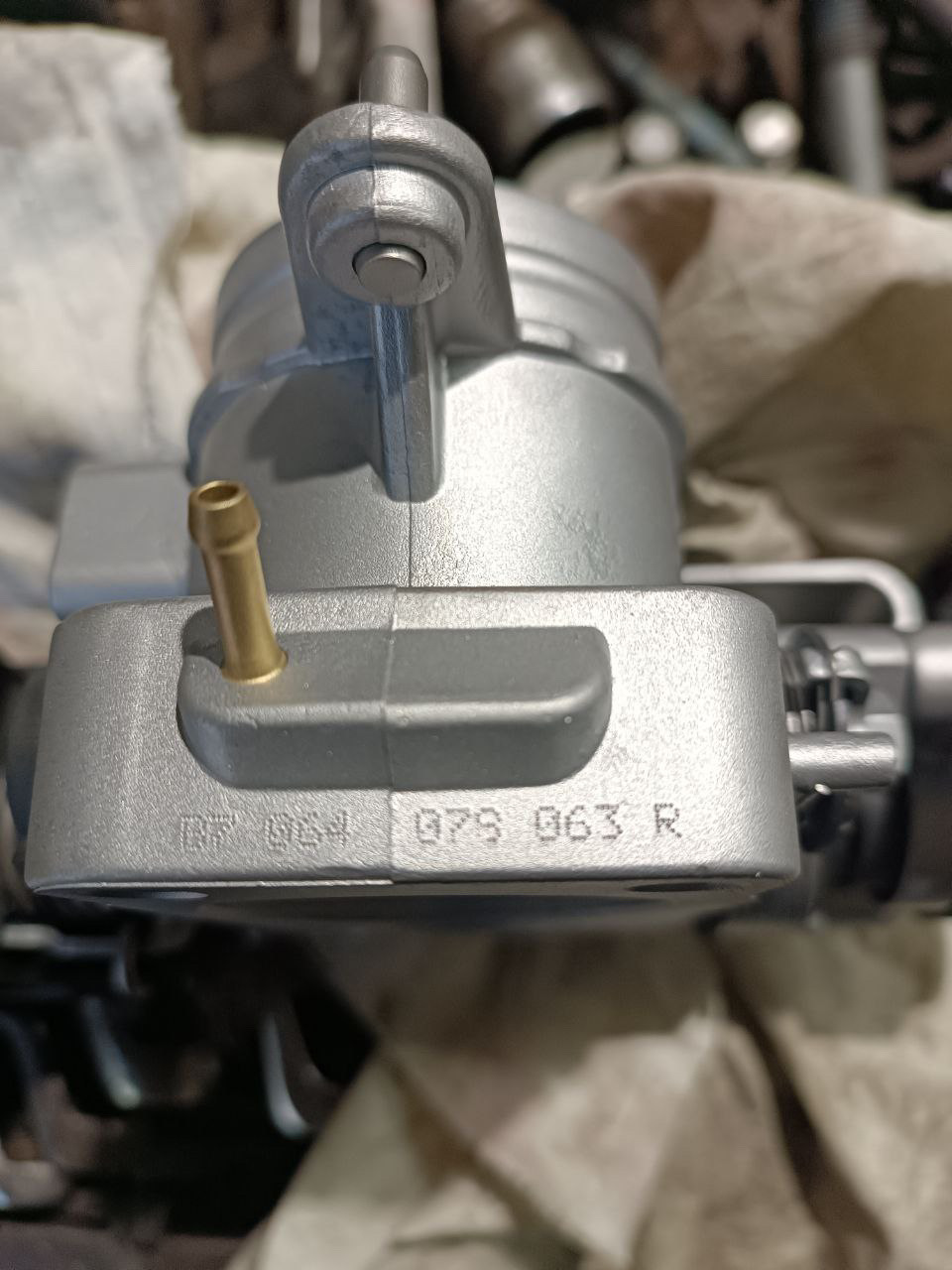 Новая оригинальная дроссельная заслонка VAG — Audi A6 Avant (C4), 2,6 л ...