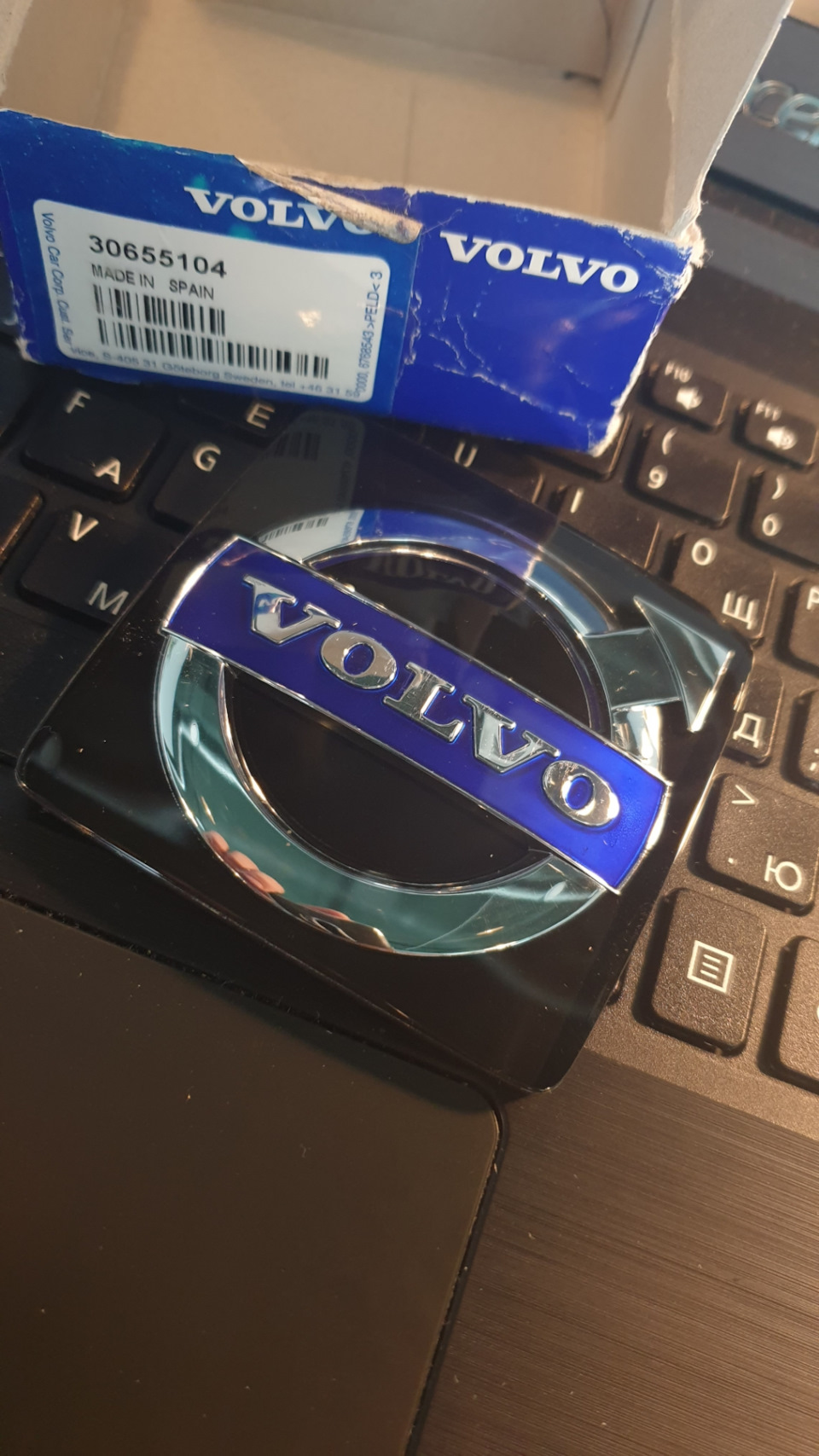 30655104 ЭМБЛЕМА 'VOLVO' РЕШЕТКИ РАДИАТОРА Volvo | Запчасти на DRIVE2