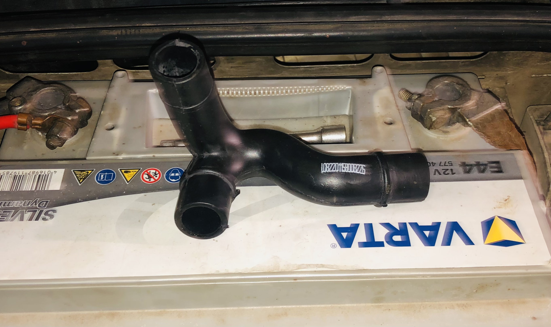 Тройник ВКГ( Вентиляция карьерных газов). — Audi 80 (B4), 2 л, 1993 ...