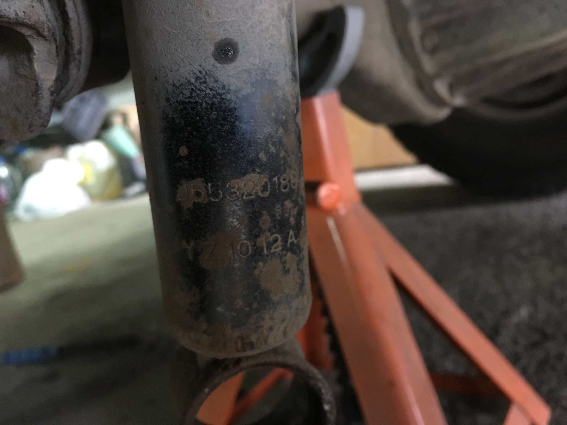 20. Замена правой рессоры и отбойника — Toyota Hilux (7G), 3 л, 2008 ...