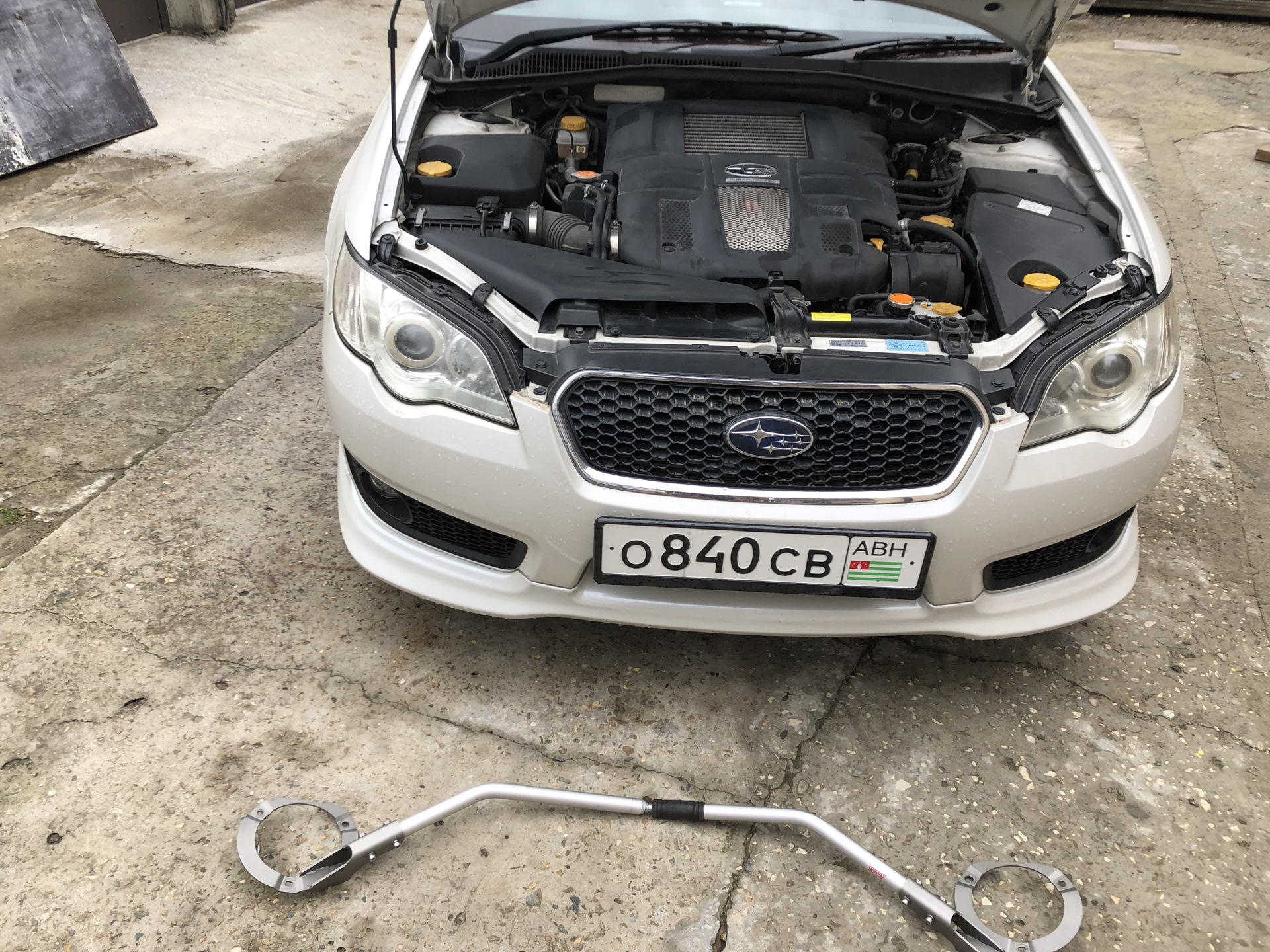 Установка передней верхней распорки — Subaru Legacy B4 (BL), 2 л, 2008 ...