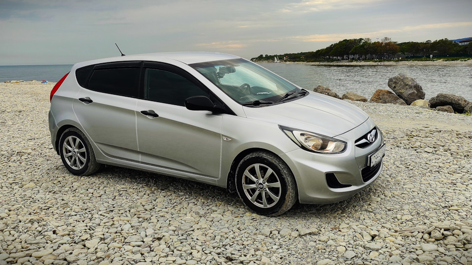 Hyundai Solaris Hatchback 1.4 бензиновый 2013 | на DRIVE2