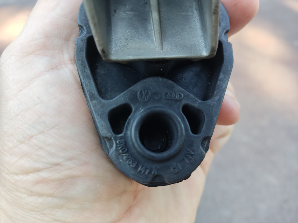 Правое крепление глушителя Audi Q5 (8R0253144C) на Audi Q5 (1G). | 3 ...