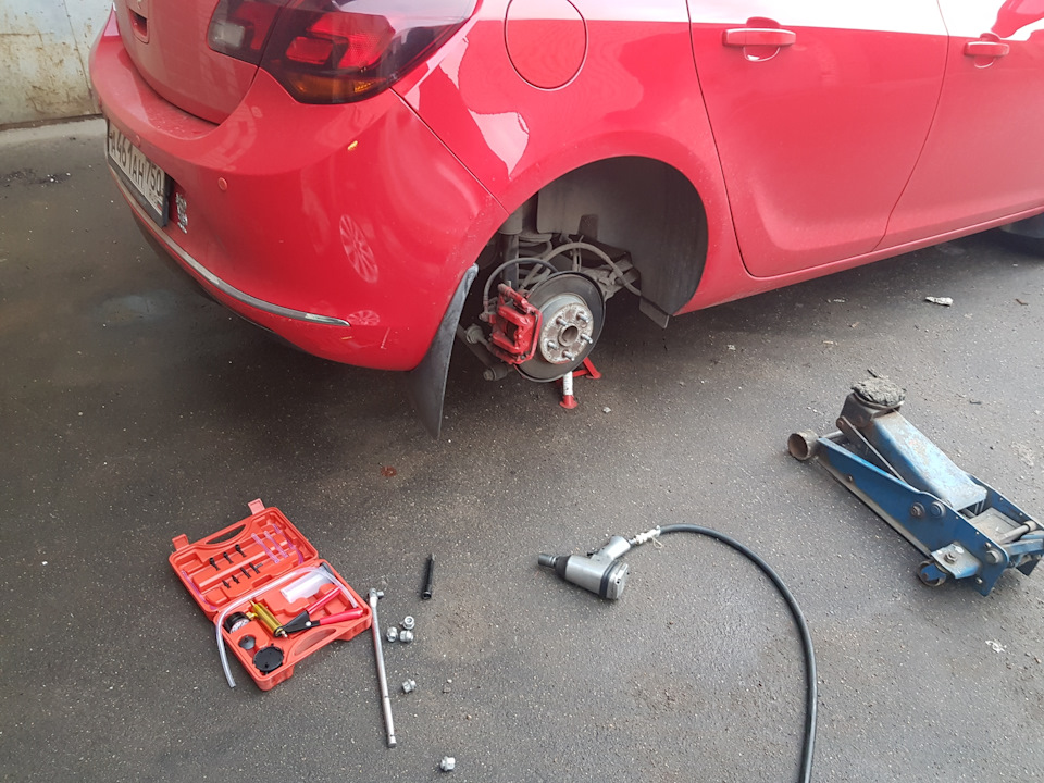 Замена тормозной жижи. — Opel Astra J, 1,6 л, 2014 года | плановое ТО ...