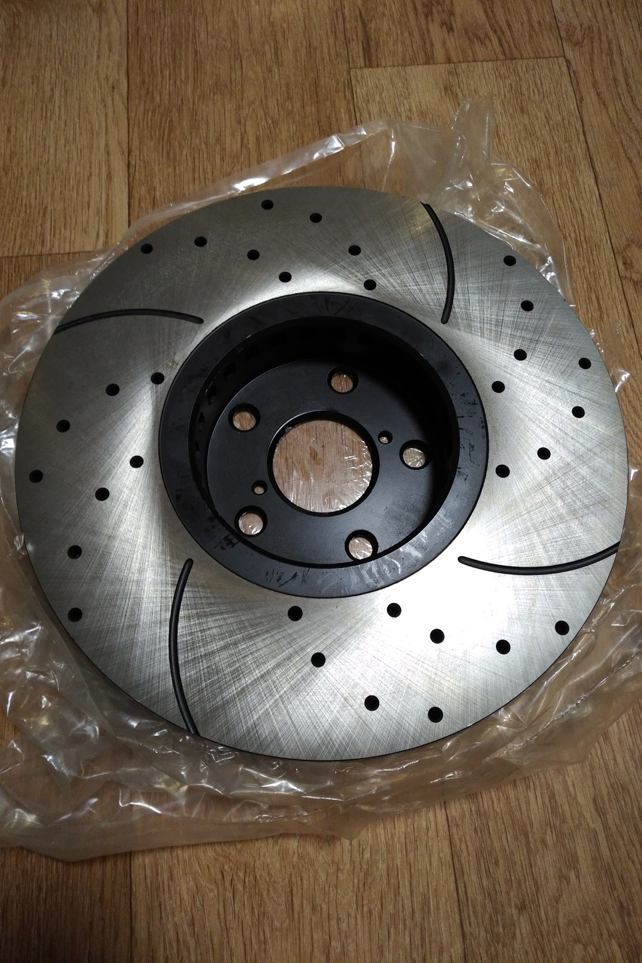 Перфорированные тормозные диски — керамические колодки — полное ...