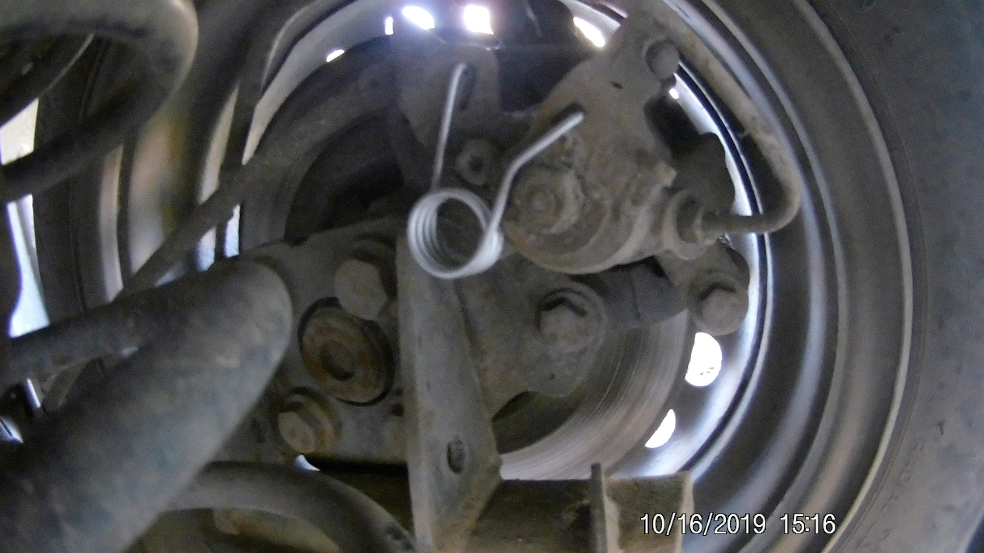 Пружинки на задний суппорт — Renault Kangoo (2G), 1,5 л, 2008 года ...