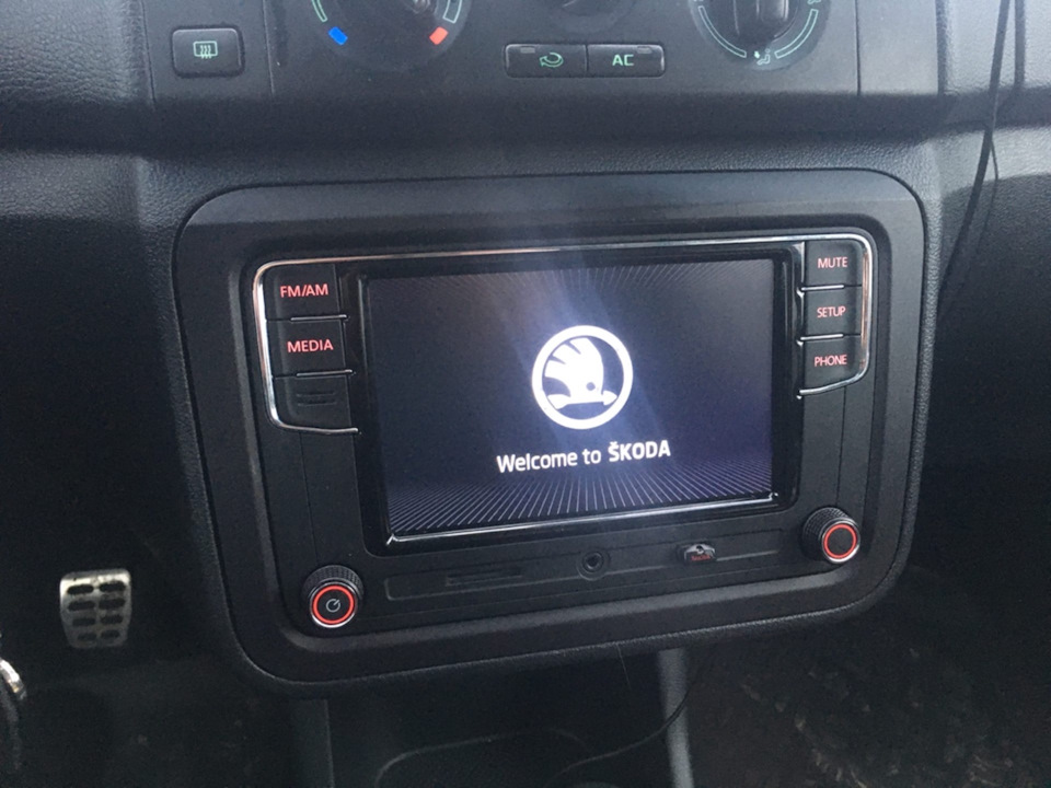 Смена логотипа на RCD330G Plus Desay (6RD035187A) — Skoda Fabia Mk2, 1 ...