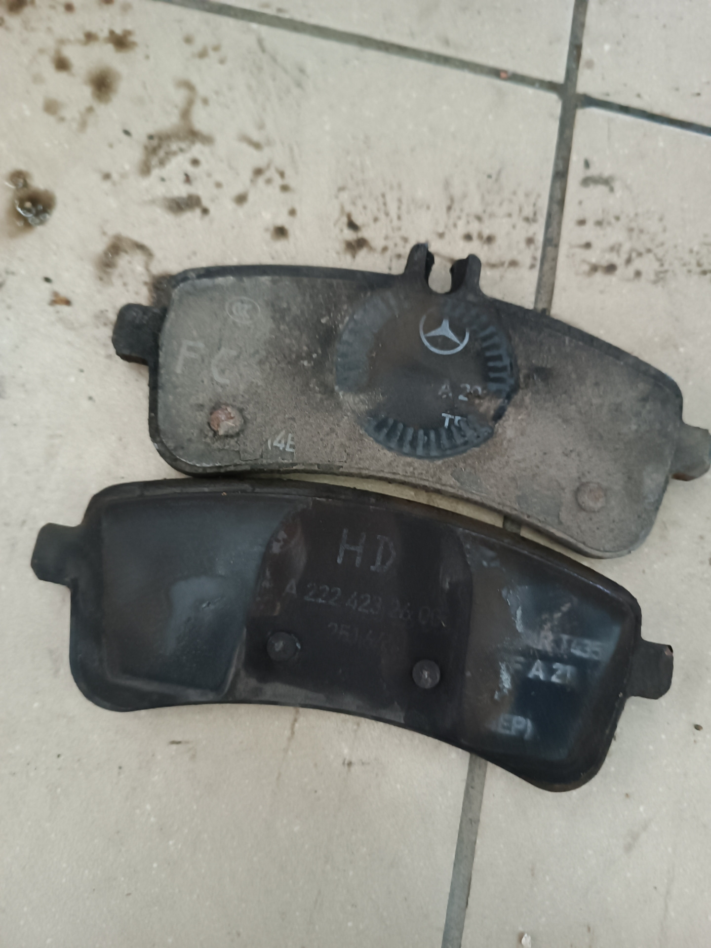 Замена задних колодок — Mercedes-Benz S-class (W222), 4,7 л., 2016 года ...