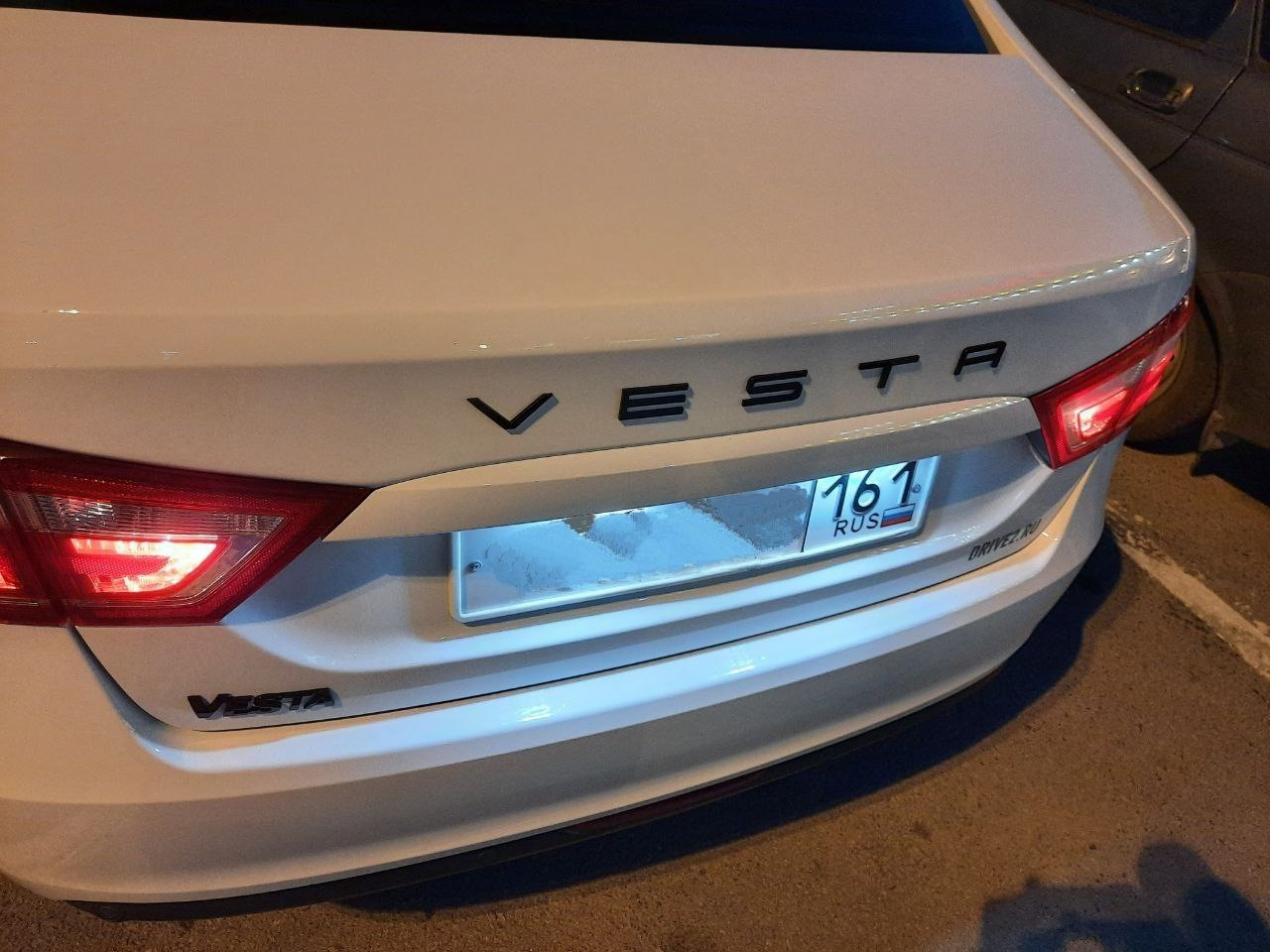 Надпись V E S T A в стиле Порше… — Lada Vesta (1G), 1,6 л, 2017 года ...