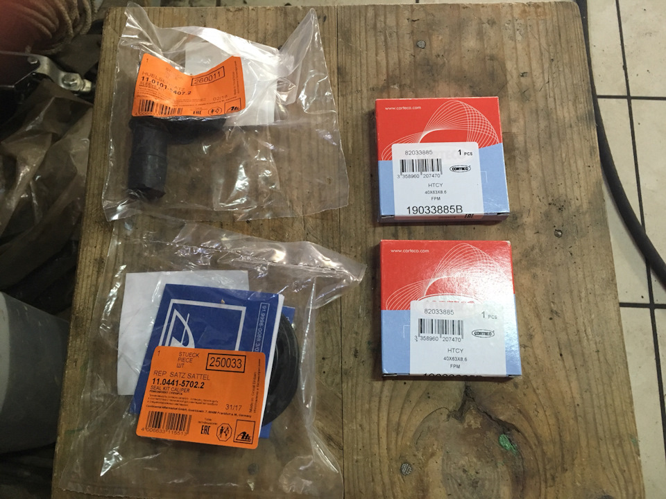 Замена сальников и обслуживание суппорта — Volvo 850, 2,3 л, 1995 года ...