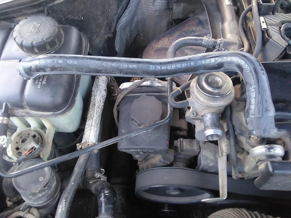 Замена шланга системы рециркуляции ОГ — Mercedes-Benz C-Class (W203), 1 ...