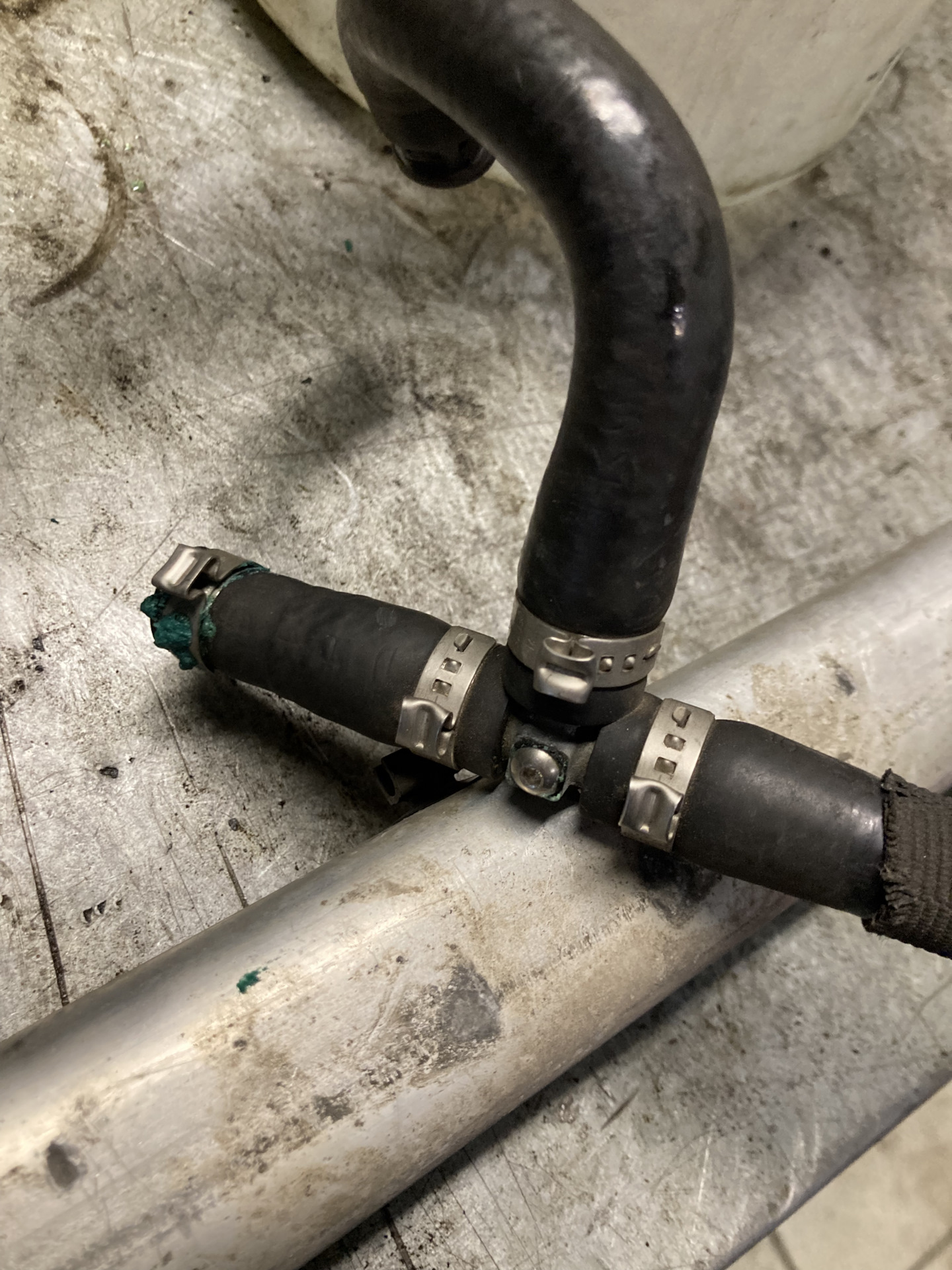 Замена: КВКГ, шланг системы охлаждения, рычаги и отбойник амортизатора ...