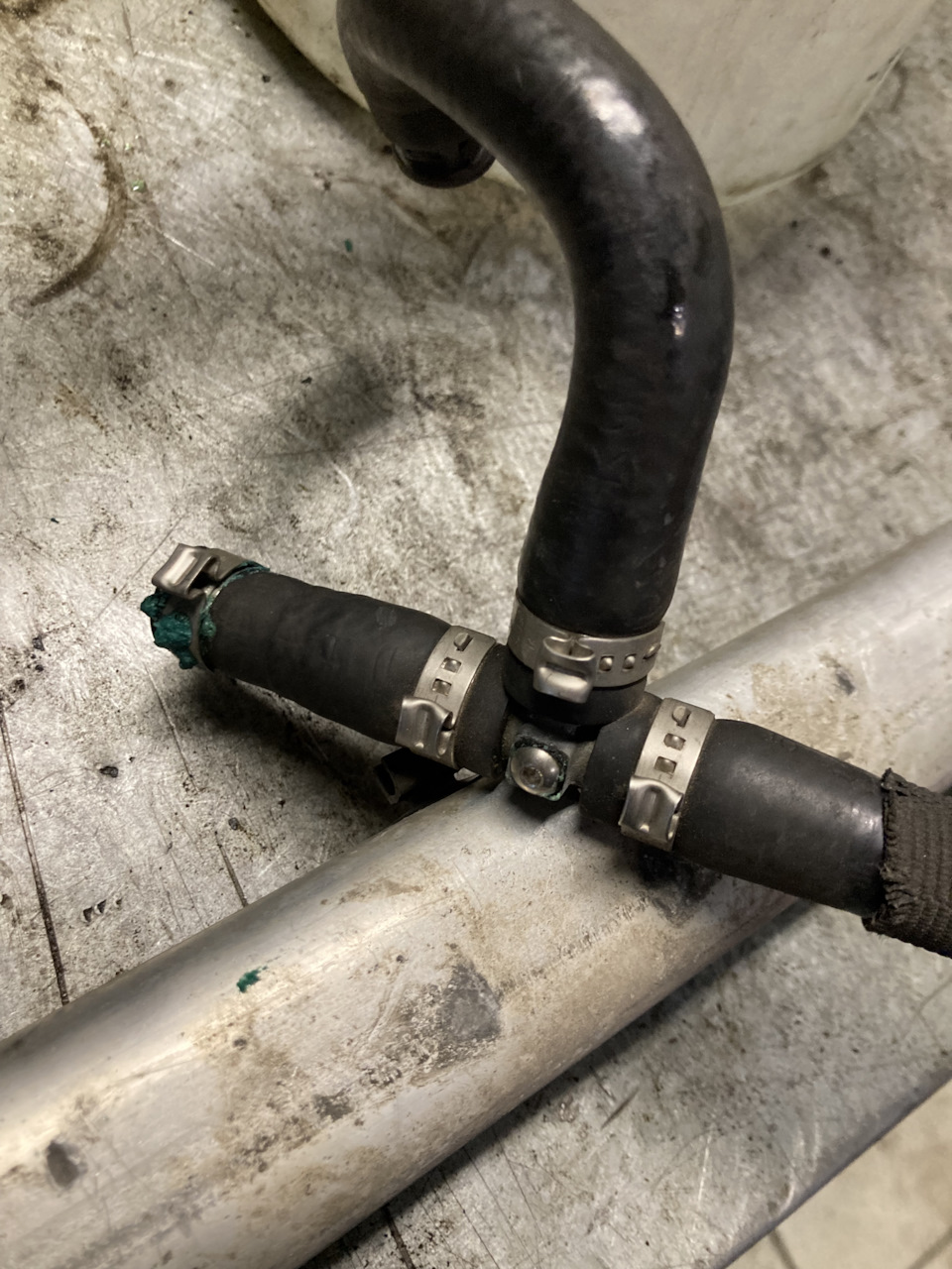 Замена: КВКГ, шланг системы охлаждения, рычаги и отбойник амортизатора ...