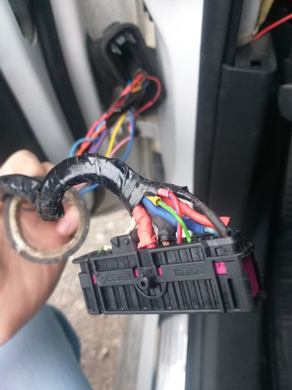 Жгут водительской двери. Зеркала не разложились. Дверь не закрылась ...