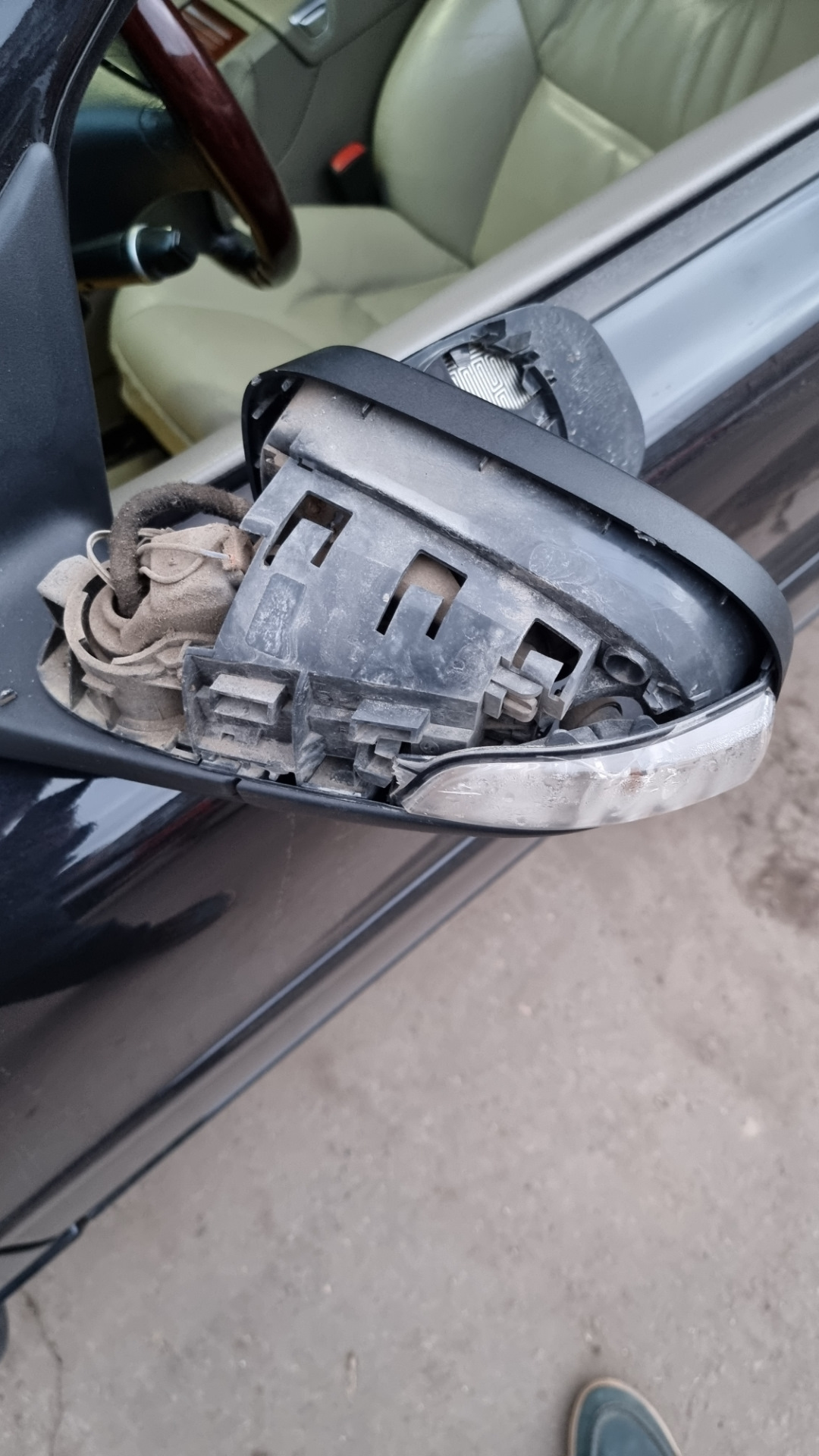 15. Замена повторителя поворотника в зеркале — Volvo S60 (1G), 2,4 л ...