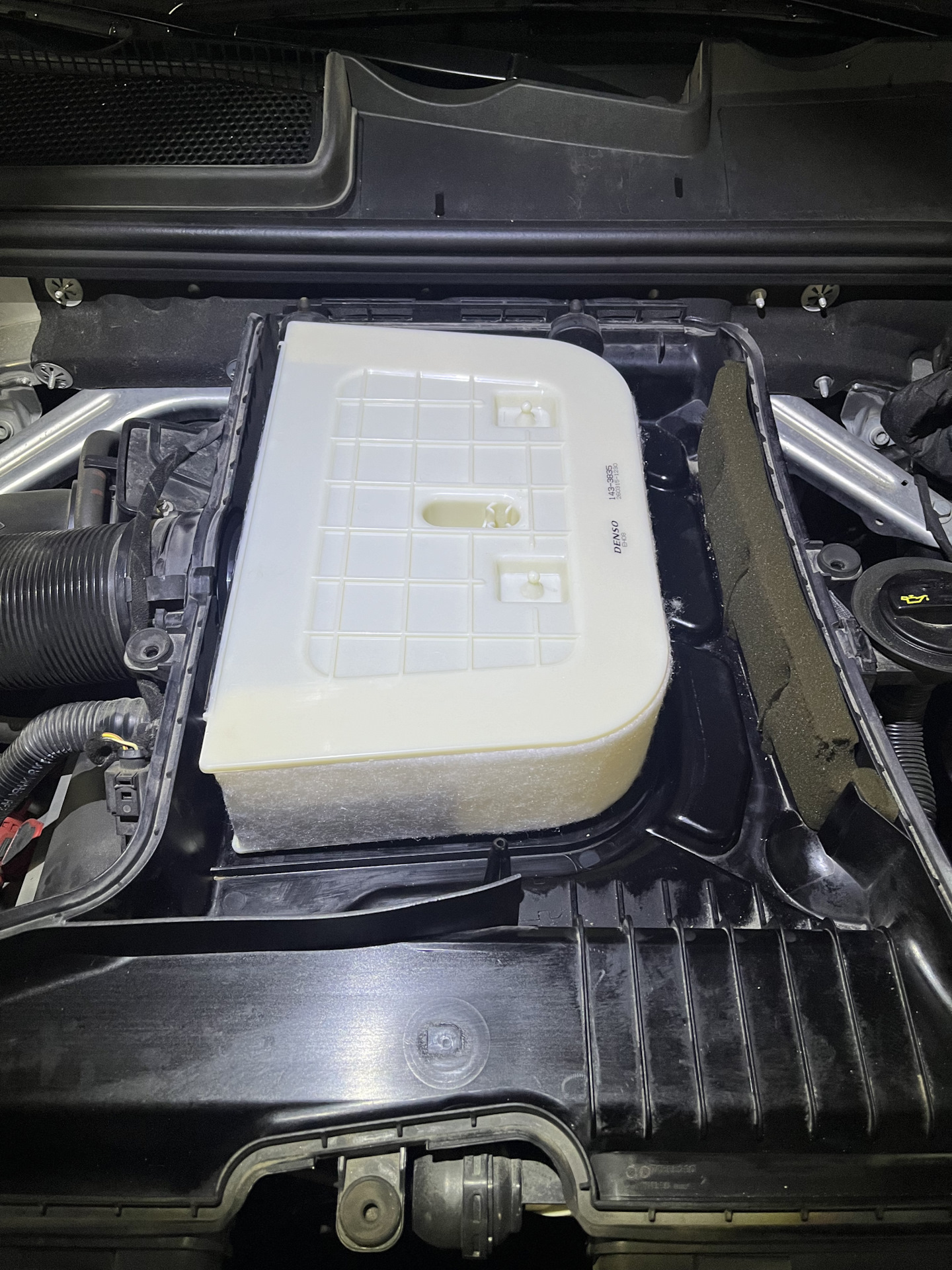 Замена воздушного фильтра — Audi Q7 (2G), 3 л, 2019 года | плановое ТО ...