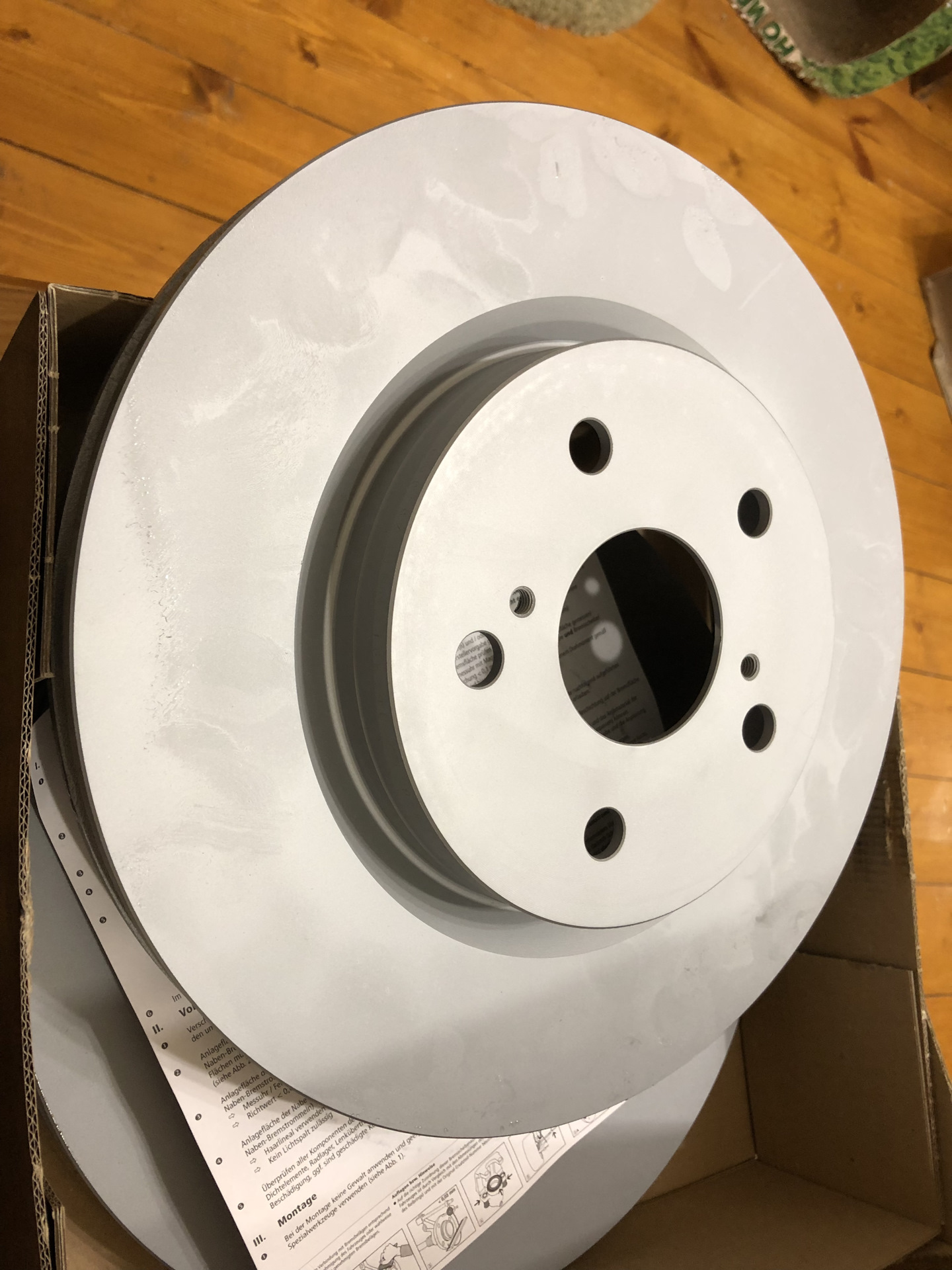 Замена передних тормозных дисков. — Toyota RAV4 (5G), 2 л, 2020 года ...