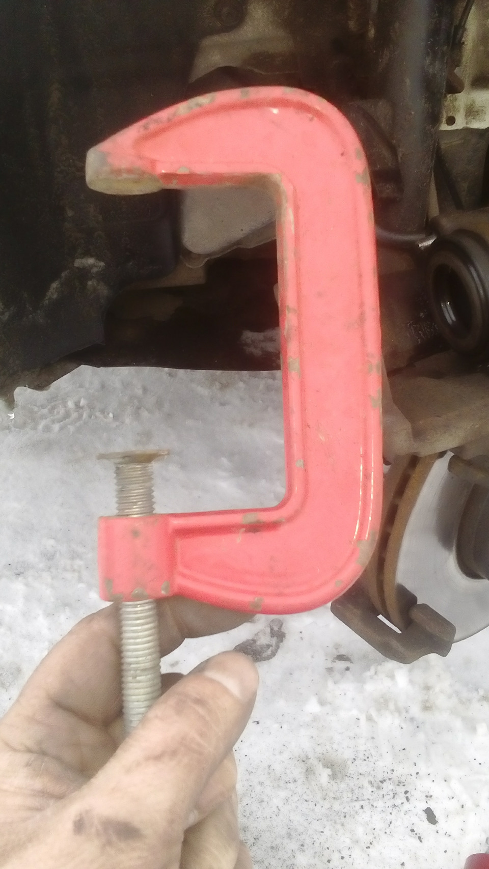 Замена тормозных колодок — Ford Focus Hatchback II, 1,6 л, 2010 года ...