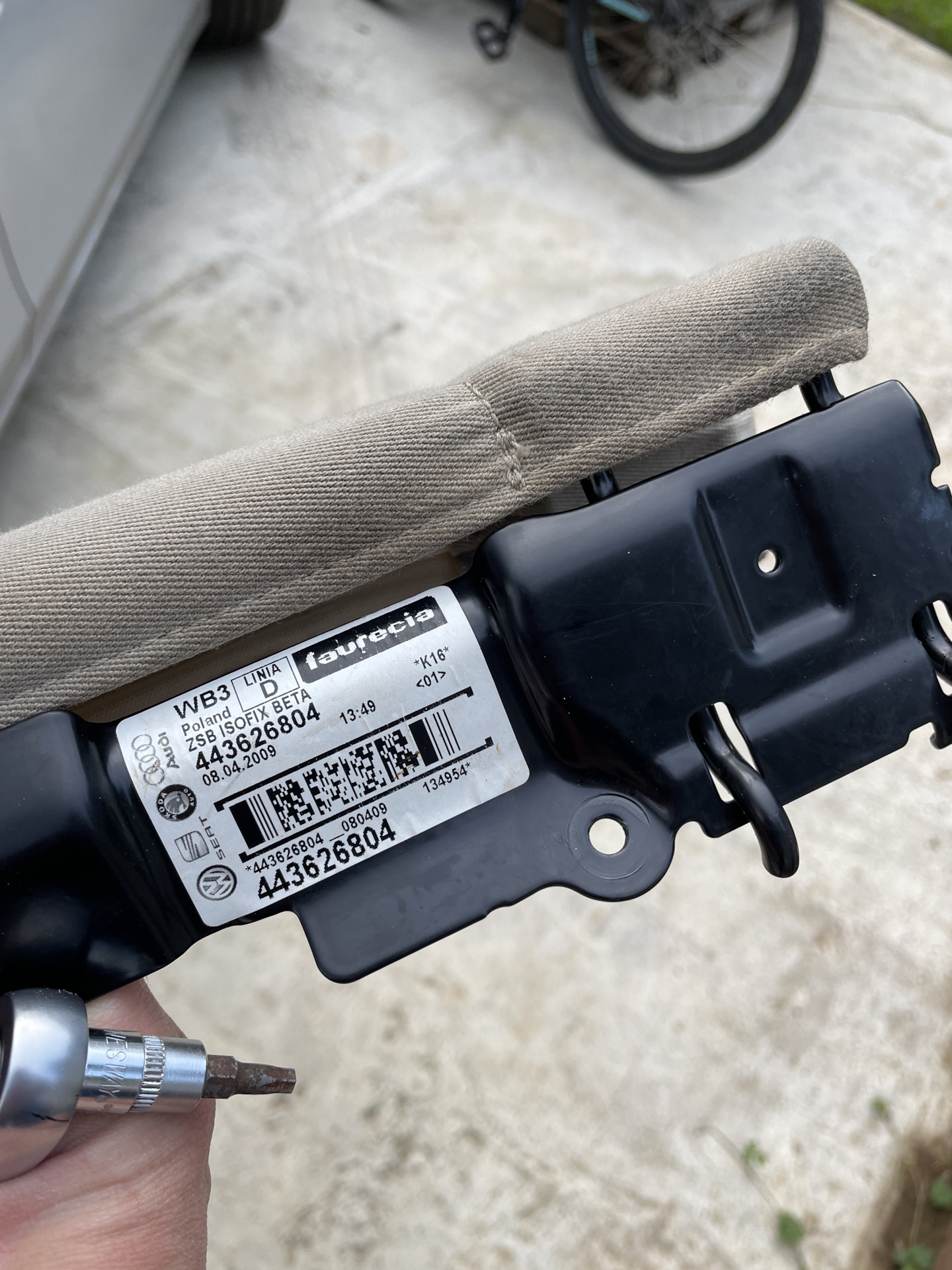 Isofix на переднее пассажирское сиденье — Audi A4 (B8), 1,8 л, 2012 ...