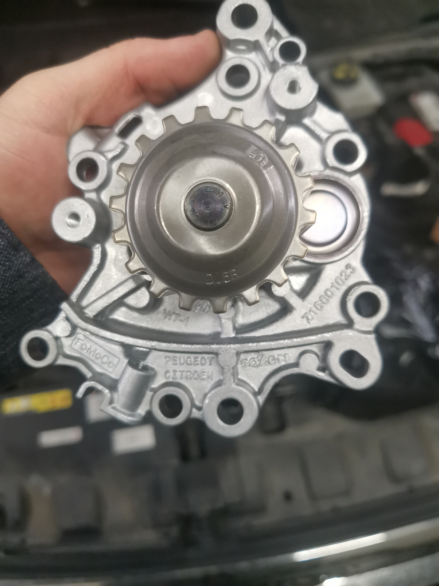 #6.(часть 1) замена ГРМ (+помпа, антифриз) — Peugeot 308 SW (2G), 1,5 л ...