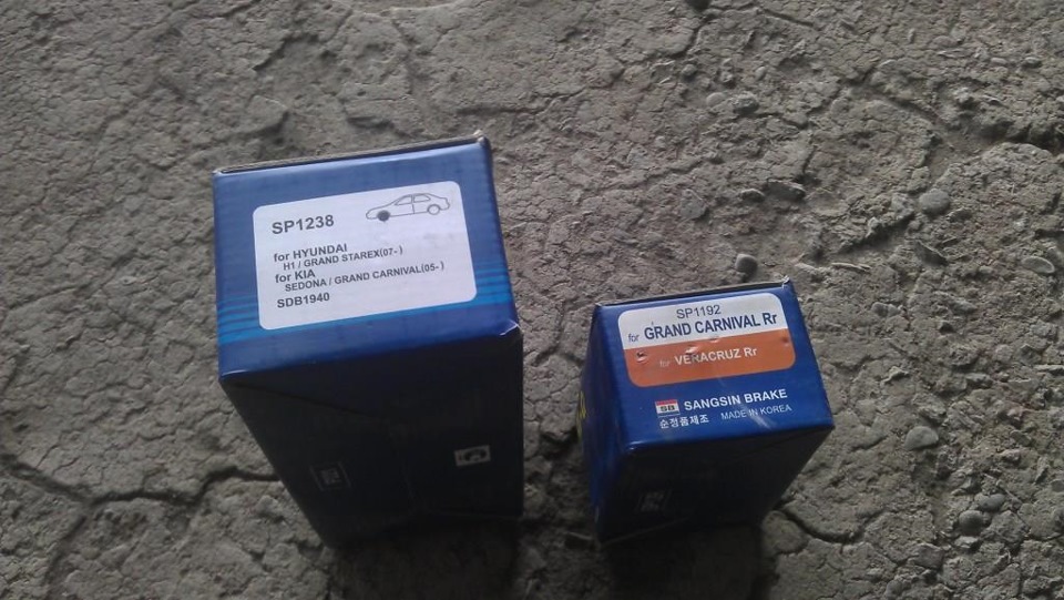 Замена тормозных колодок — Hyundai H-1 (2G), 2,5 л, 2008 года | своими ...