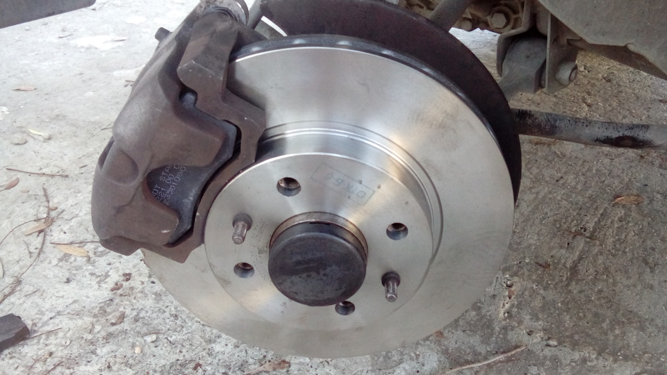 Заменил сам передние тормозные диски… — Lada Гранта, 1,6 л, 2014 года ...