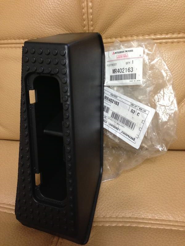 Подставка под левую ногу — Mitsubishi Pajero (4G), 3 л, 2012 года ...