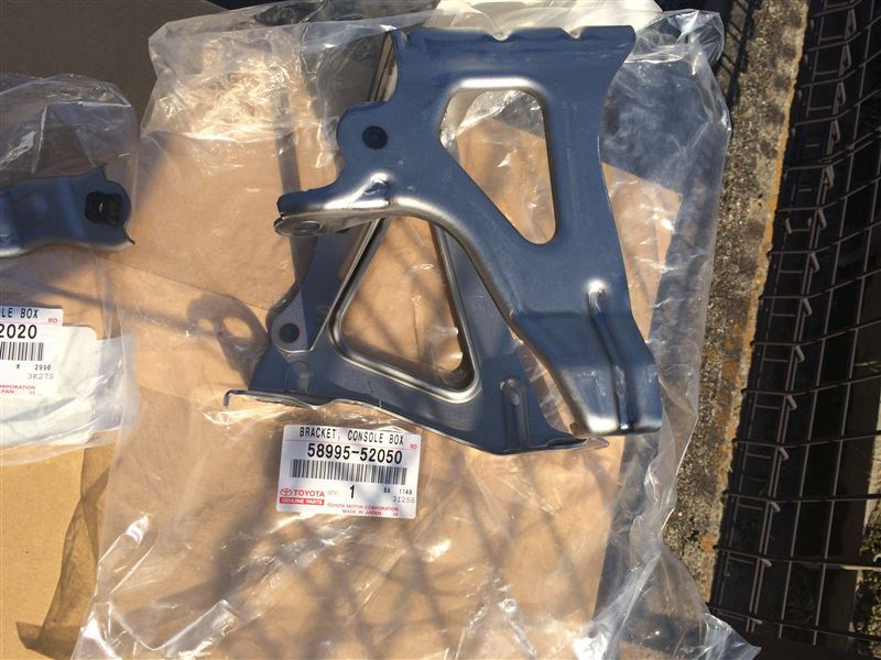 Подлокотник-бардачок между сидениями — Toyota Aqua, 1,5 л, 2013 года ...