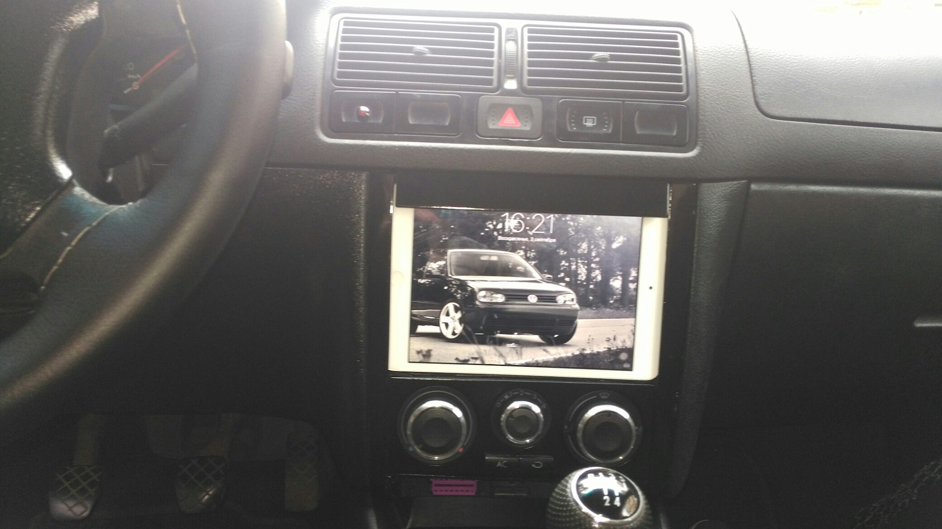 Когда встречаются 20 и 21й век… — Volkswagen Golf Mk4, 1,4 л, 1998 года | тюнинг | DRIVE2