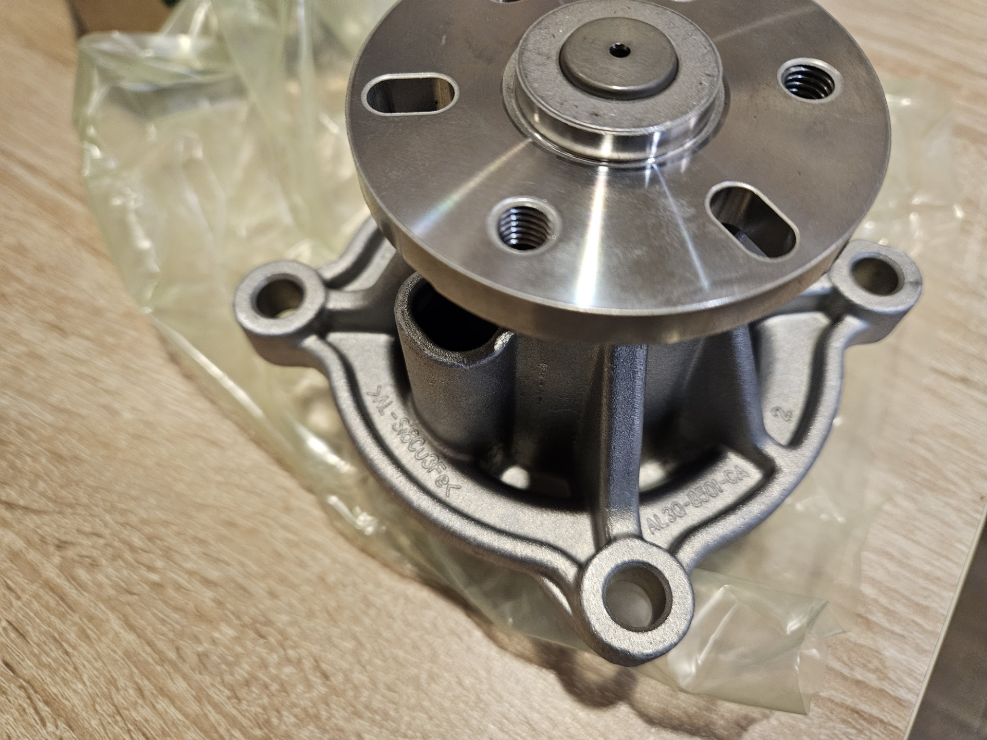 Замена помпы LR022688 — Land Rover Range Rover (4G), 4,4 л, 2014 года ...