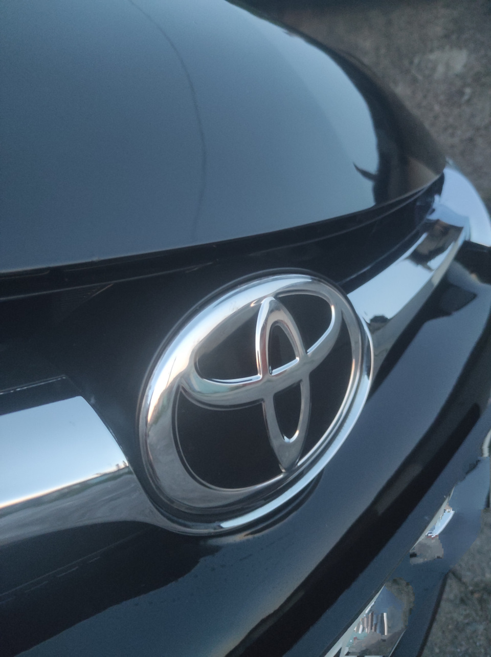 Восстановление оригинальной эмблемы Toyota — Toyota Camry (XV50), 2,5 л ...