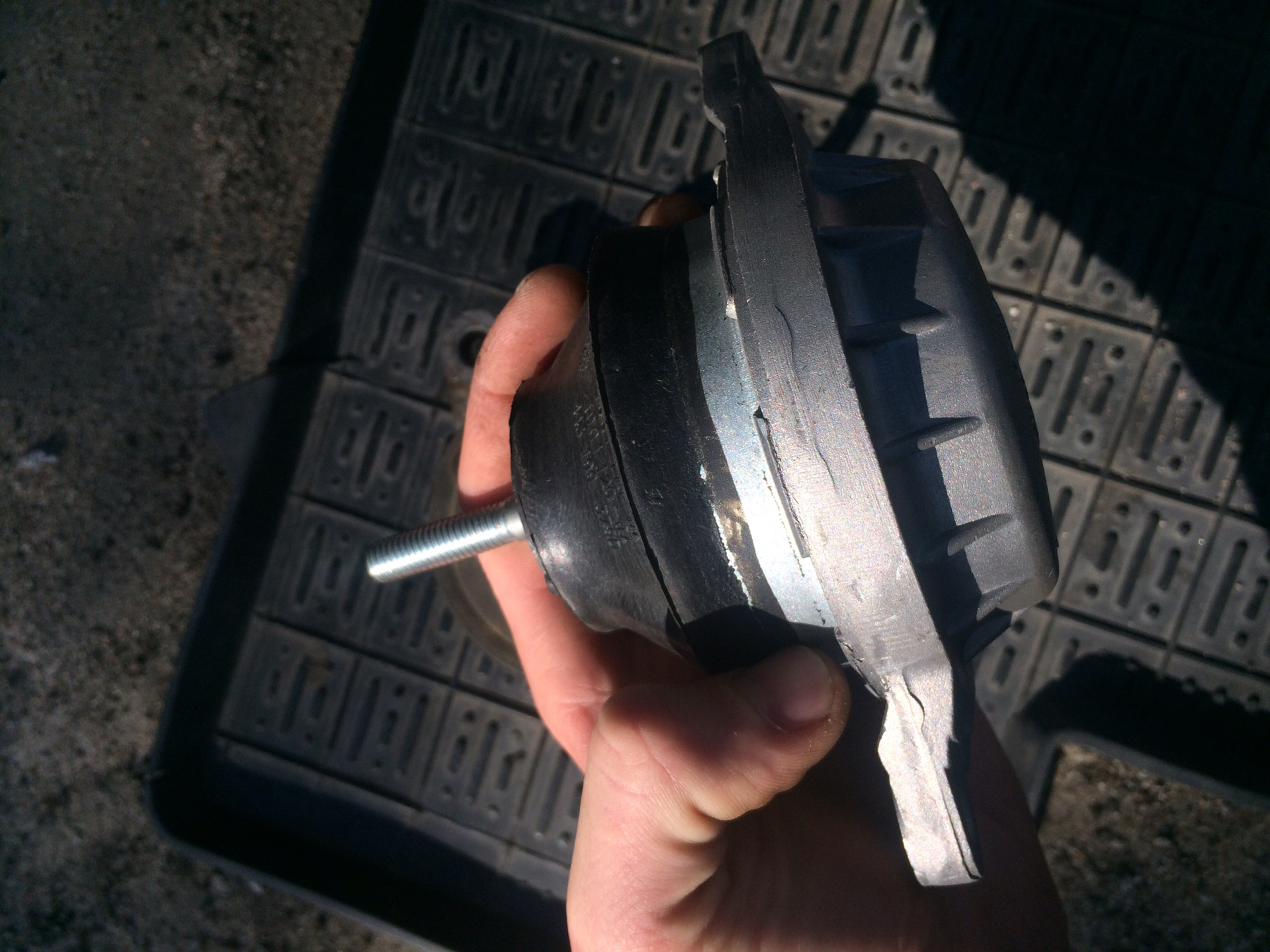 Замена подушки двигателя. — Audi 100 (C3), 2,3 л, 1990 года | своими ...