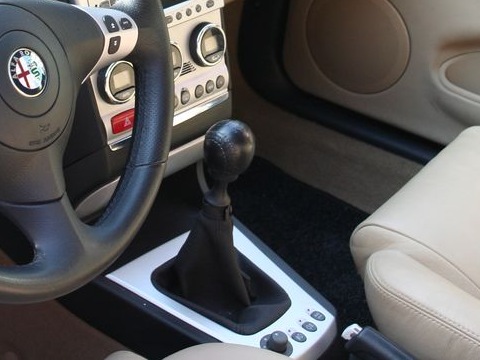 новый чехол на рычаг КПП — Alfa Romeo 156, 1,9 л, 2005 года ...
