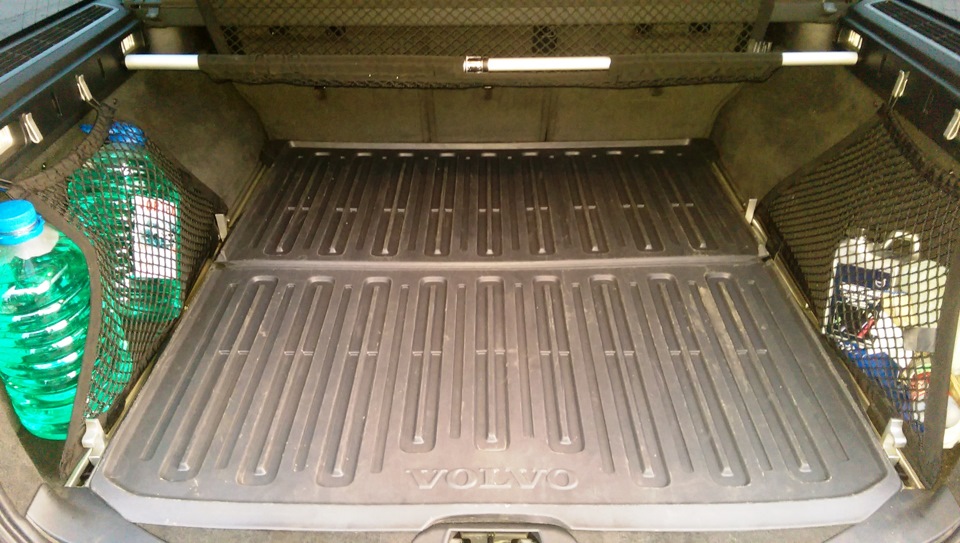 Установил в багажник "коврик" из литой пластмассы — штатный аксессуар ...