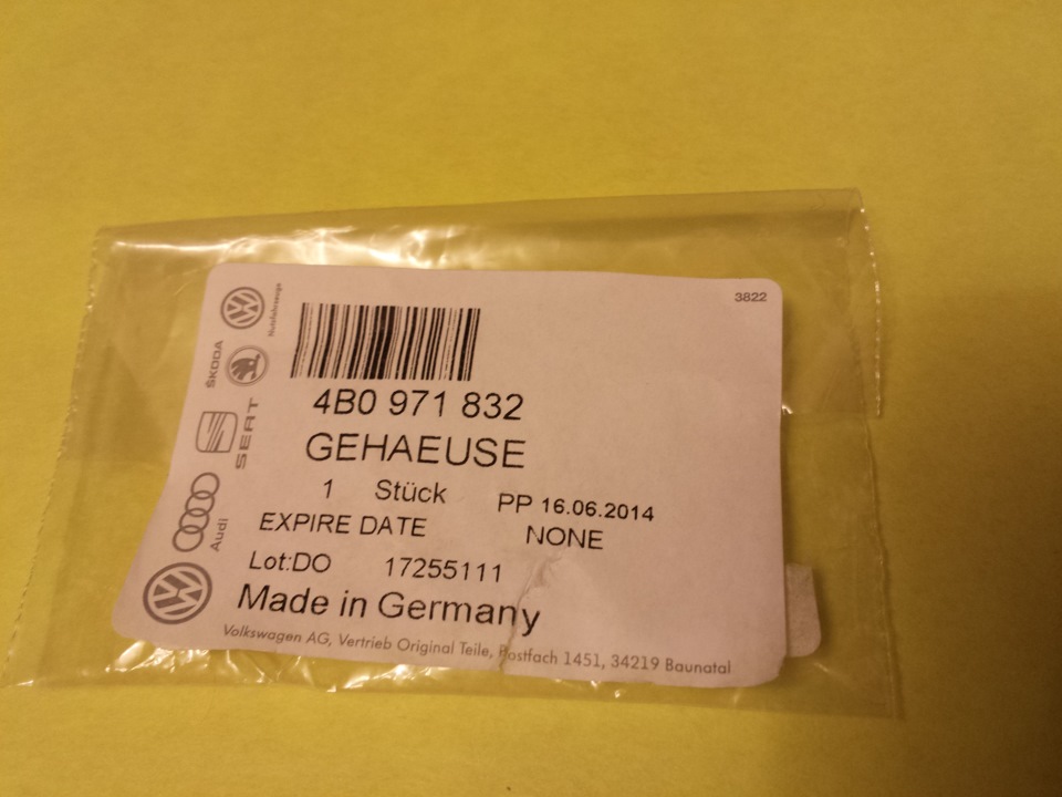 4B0971832 Корпус плоского разъёма с фиксатором контактов ( Состоит из ...