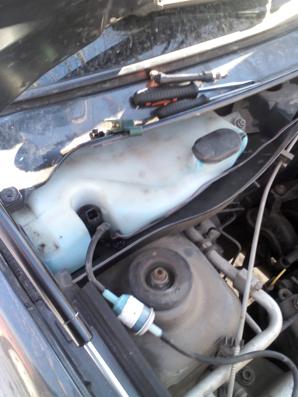 Заглянул под бачок омывайки — Renault Logan (1G), 1,6 л, 2009 года ...