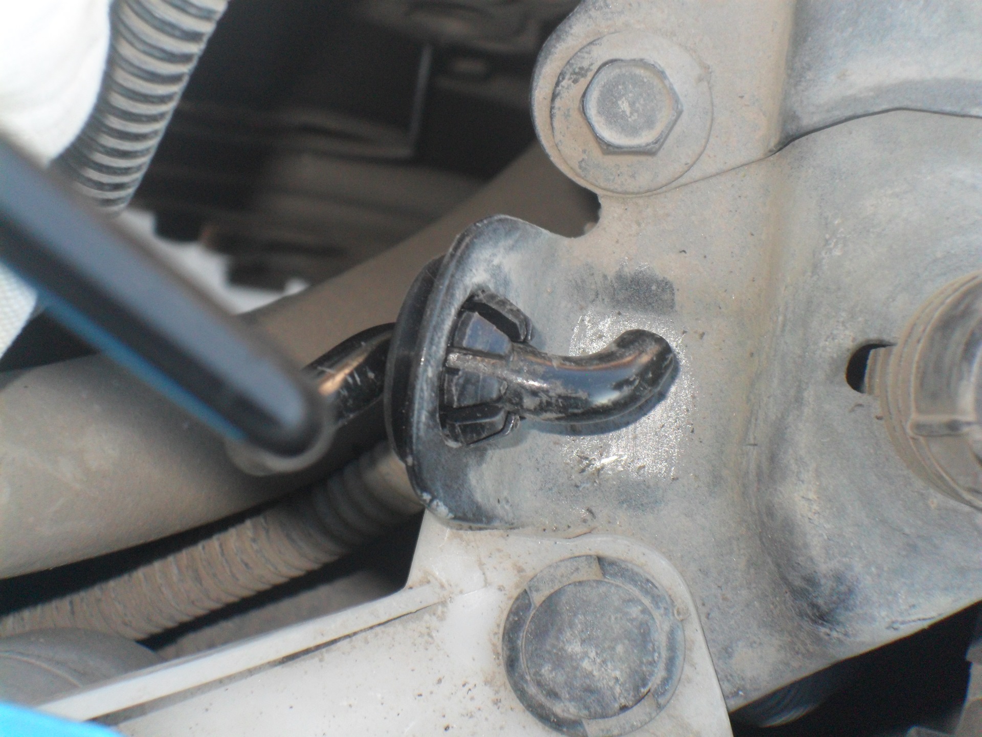 Замена клипса держателя капота — Honda Fit (2G), 1,3 л, 2010 года ...