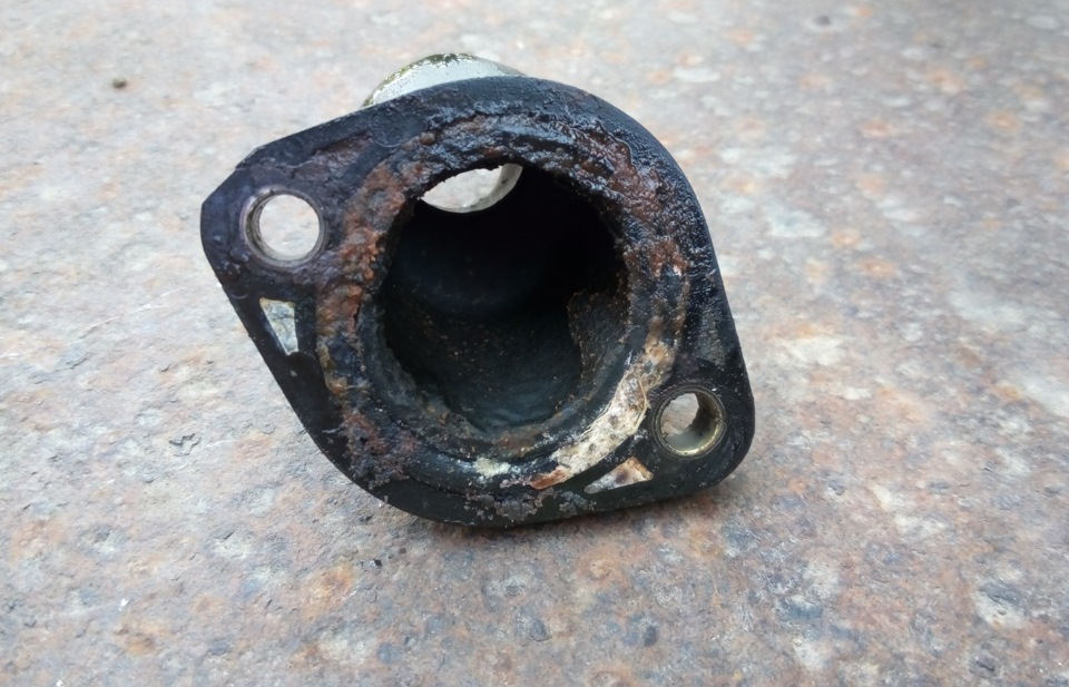 Фланец системы охлаждения — Audi 80 (B4), 2 л, 1995 года | своими ...