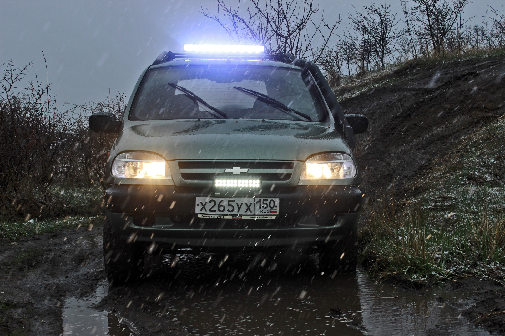 Установка LED-люстры — Chevrolet Niva (1G), 1,7 л, 2009 года | тюнинг ...