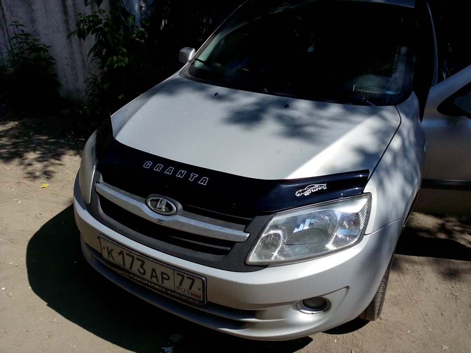 Дефлектор капота и декоративный молдинг — Lada Гранта, 1,6 л, 2013 года ...