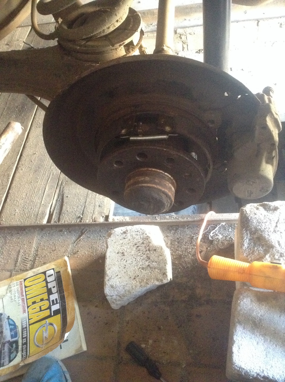 Новые тормозные колодки стояночного тормоза. — Opel Omega B, 2 л, 1997 ...