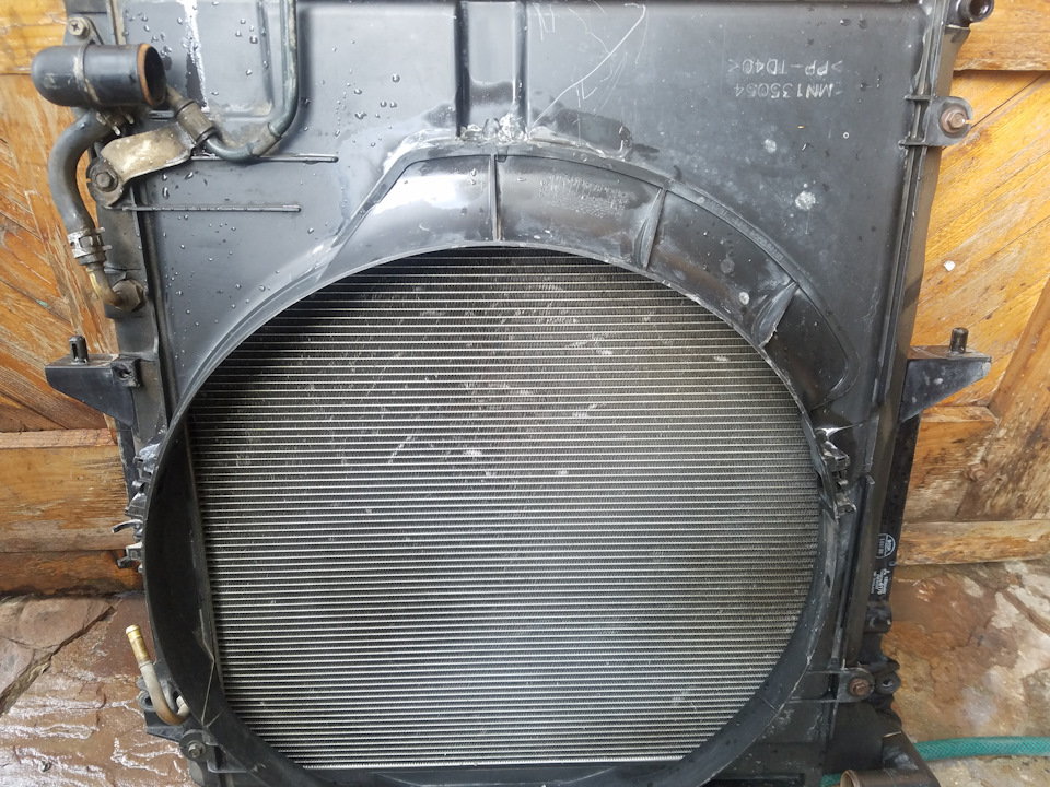 MN135054 ДИФФУЗОР РАДИАТОРА ОХЛАЖДЕНИЯ 2 ЧАСТИ 2.5 L200 06-\PAJERO ...