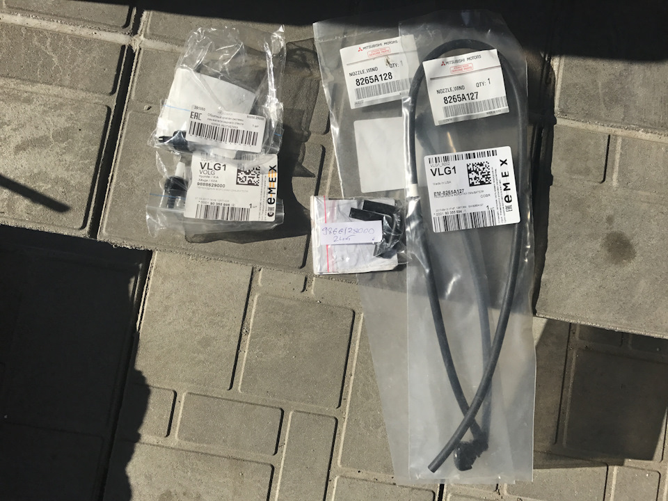 8265A127 ФОРСУНКА ОМЫВАТЕЛЯ ЛОБОВОГО СТЕКЛА Mitsubishi | Запчасти на DRIVE2