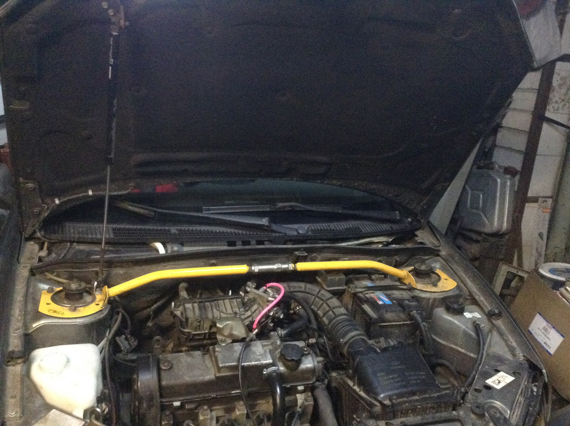 Газовый упор капота — Lada Калина хэтчбек, 1,6 л, 2008 года | тюнинг ...