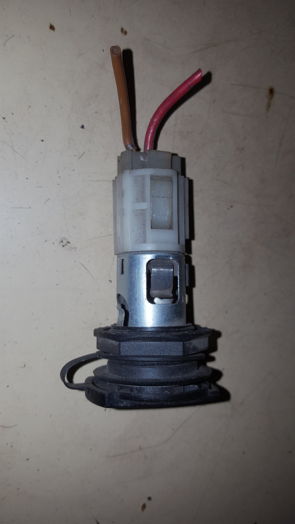 Прикуриватель 12В в багажник — Volkswagen Golf Mk4, 1,4 л, 2001 года ...