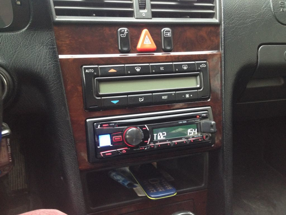 Выбор пал на Alpine CDE 150E — Mercedes-Benz C-Class (W202), 2,3 л ...