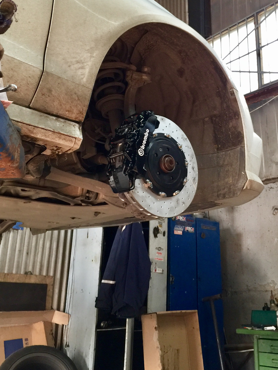 Тормозная система Brembo на Ауди А6. Монтаж. Brembo 8 поршневые ...