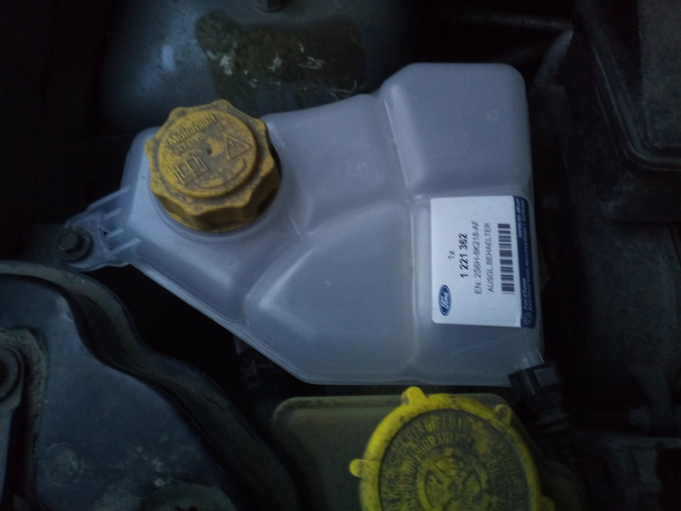 Треснул бачок. — Ford Fusion, 1,4 л, 2006 года | поломка | DRIVE2