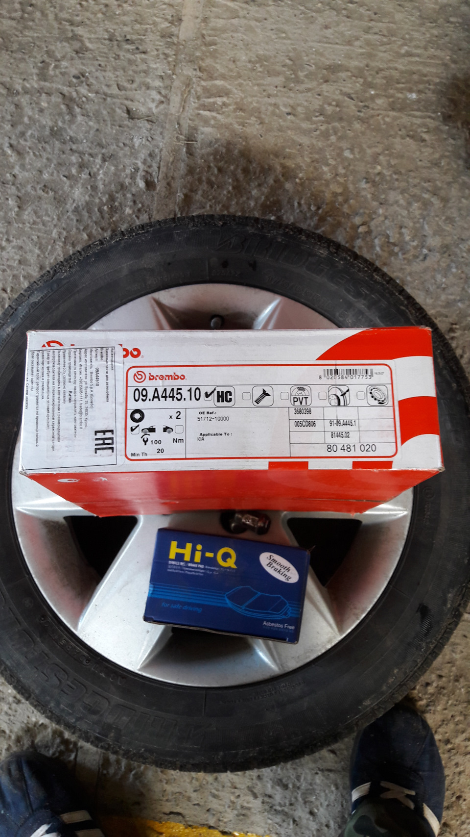 Передние тормозные диски и колодки. — KIA Rio (2G), 1,4 л, 2005 года ...